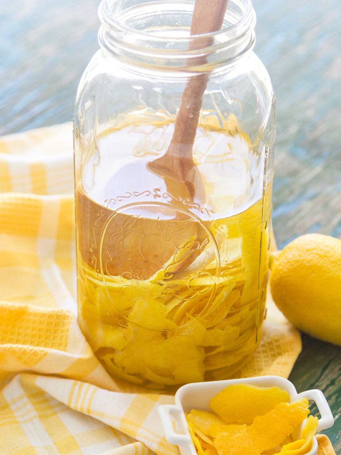 Limoncello Recipe (Lemoncello Lemon Liqueur) - Delicious Table