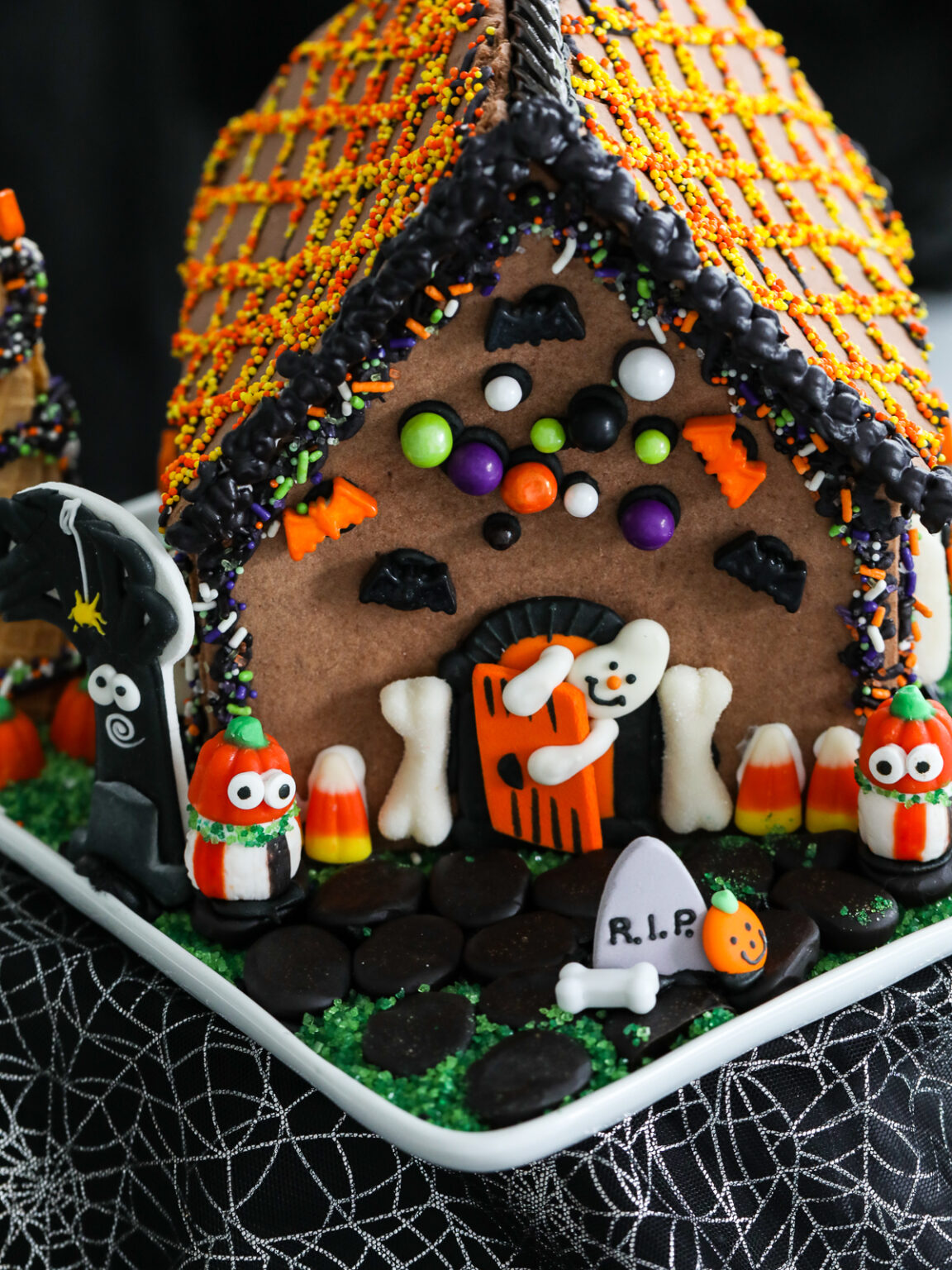 Halloween Gingerbread House - Delicious Table