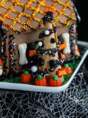 Halloween Gingerbread House - Delicious Table