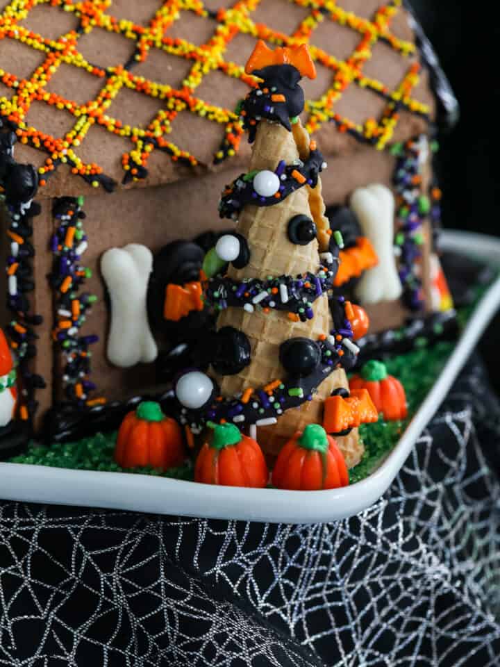 Halloween Gingerbread House - Delicious Table