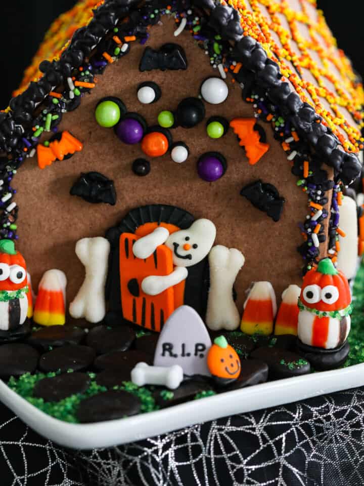 Halloween Gingerbread House - Delicious Table