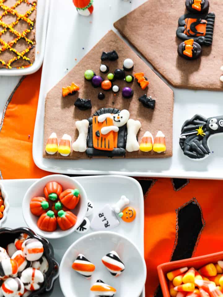 Halloween Gingerbread House - Delicious Table